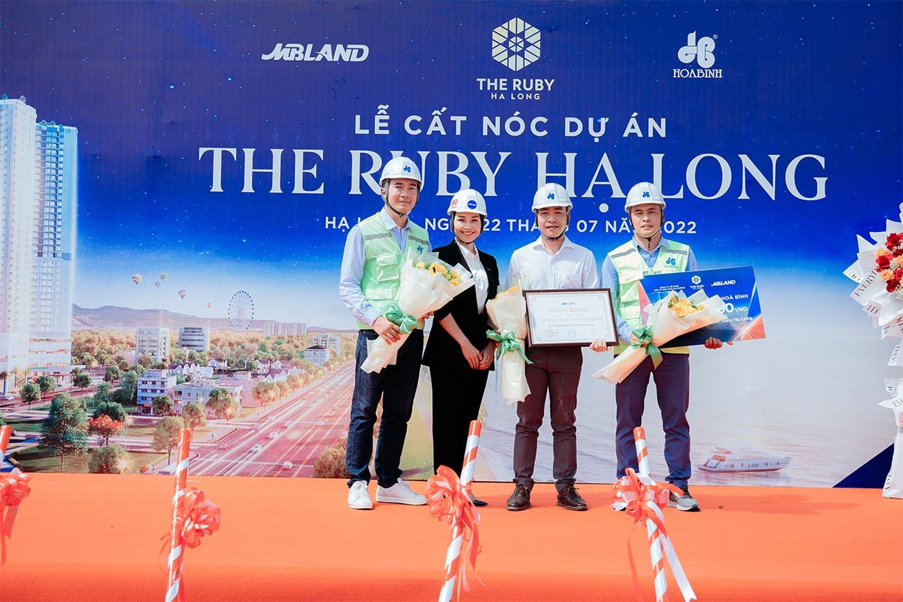 THE RUBY HẠ LONG CẤT NÓC DỰ ÁN, VƯỢT CAM KẾT TIẾN ĐỘ THI CÔNG